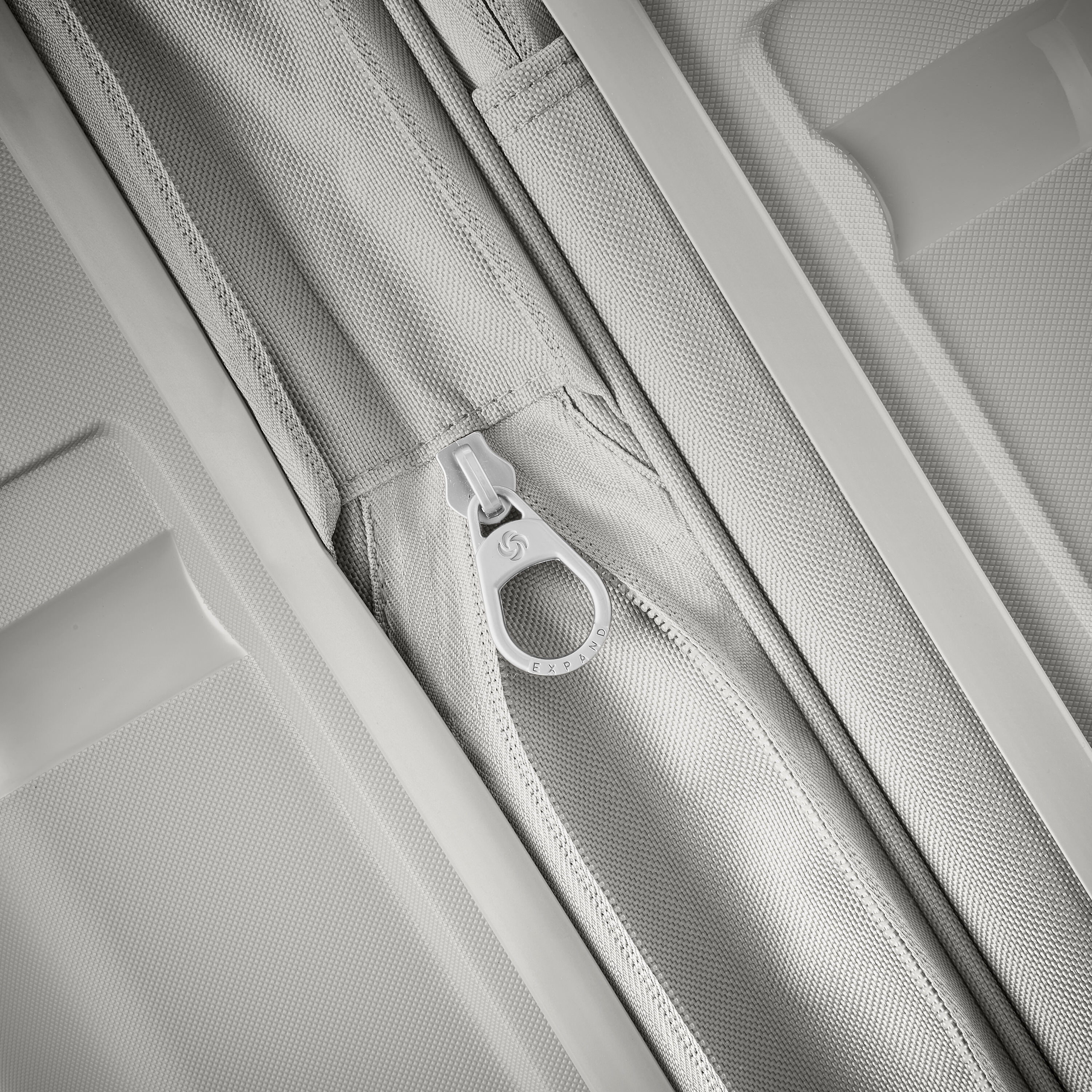 Samsonite Outline Pro Spinner Medium